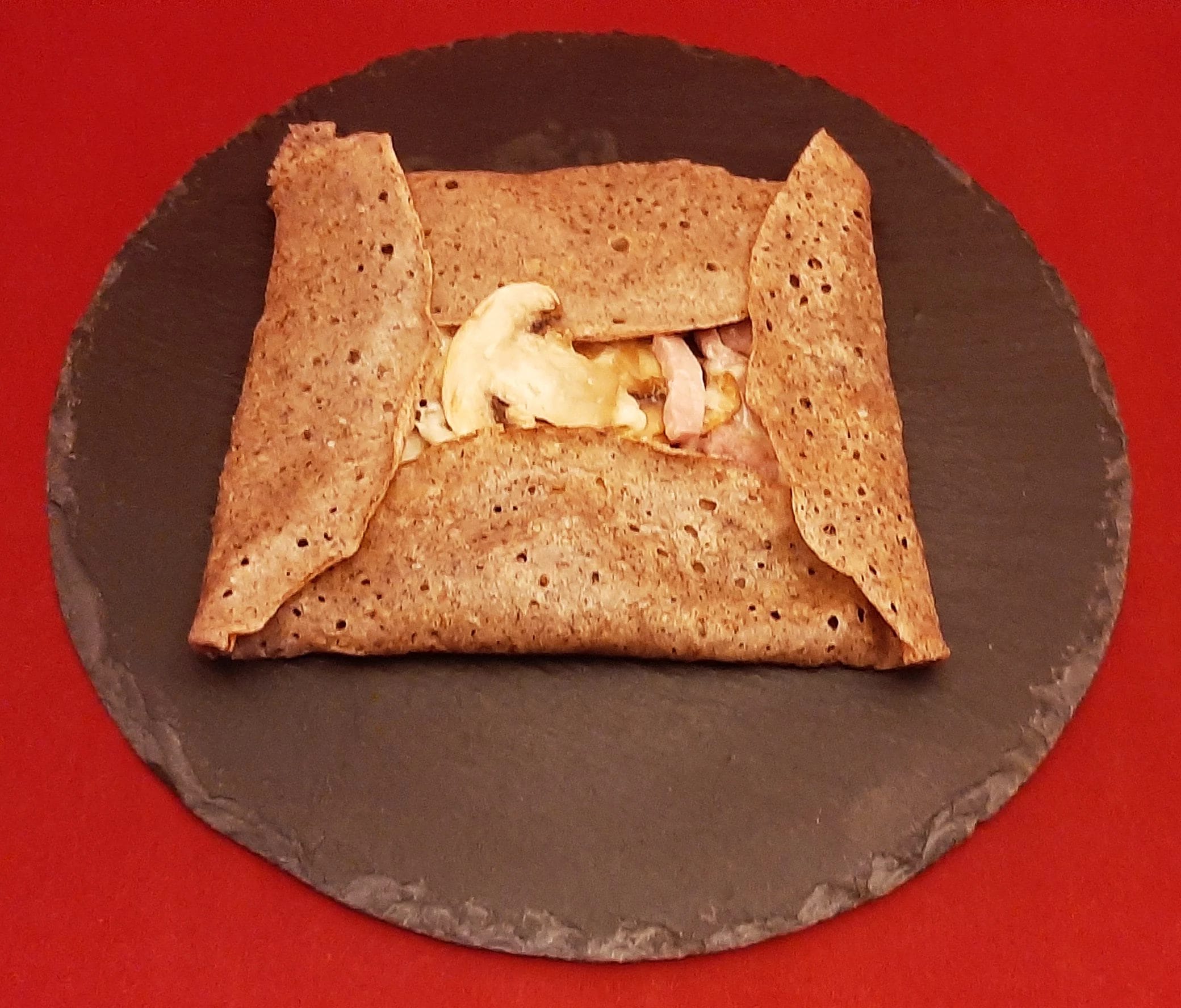 Crêpes farine de sarrasin. Galettes aux champignons et lardons