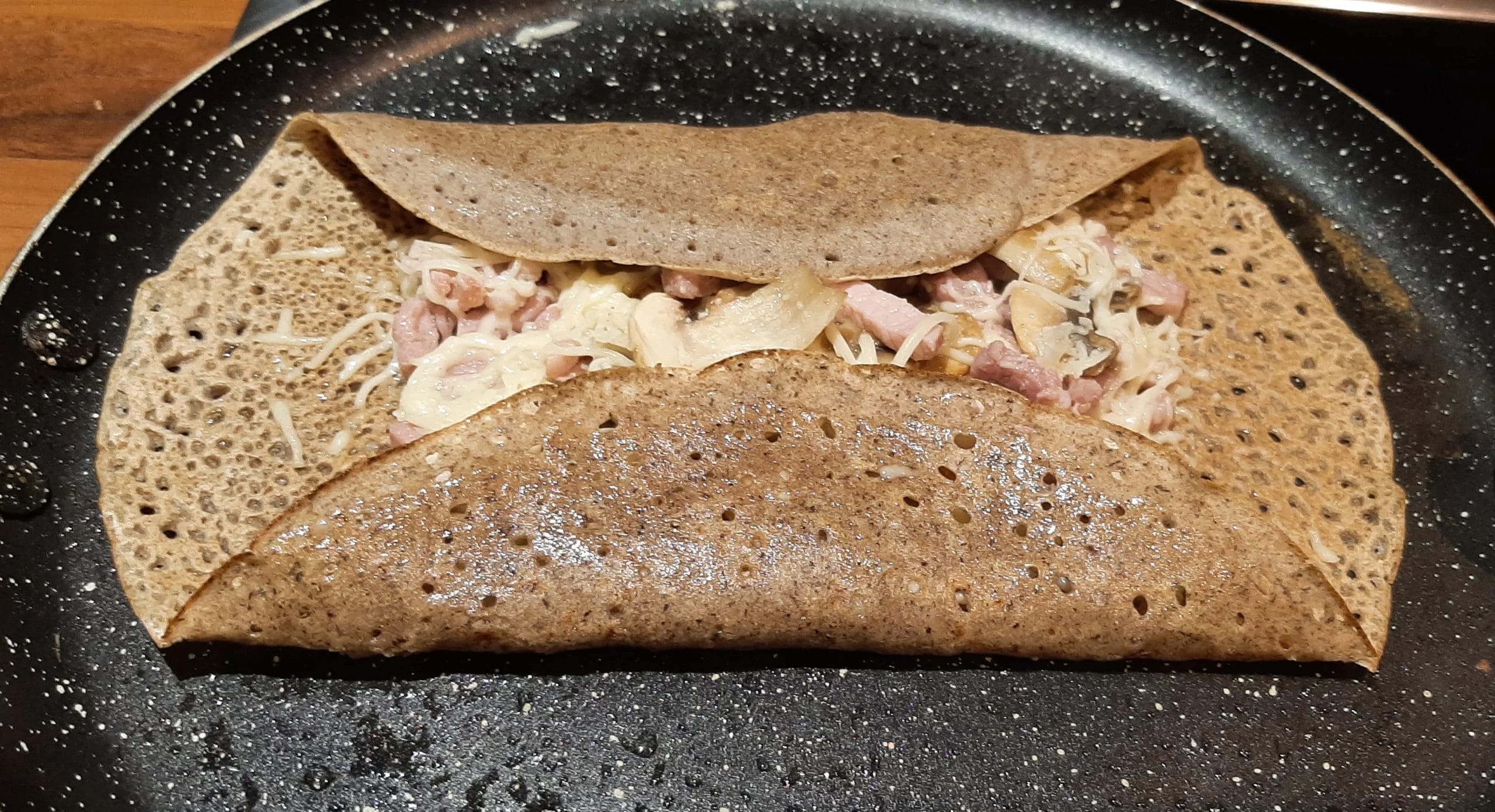 Crêpes farine de sarrasin. Galettes aux champignons et lardons