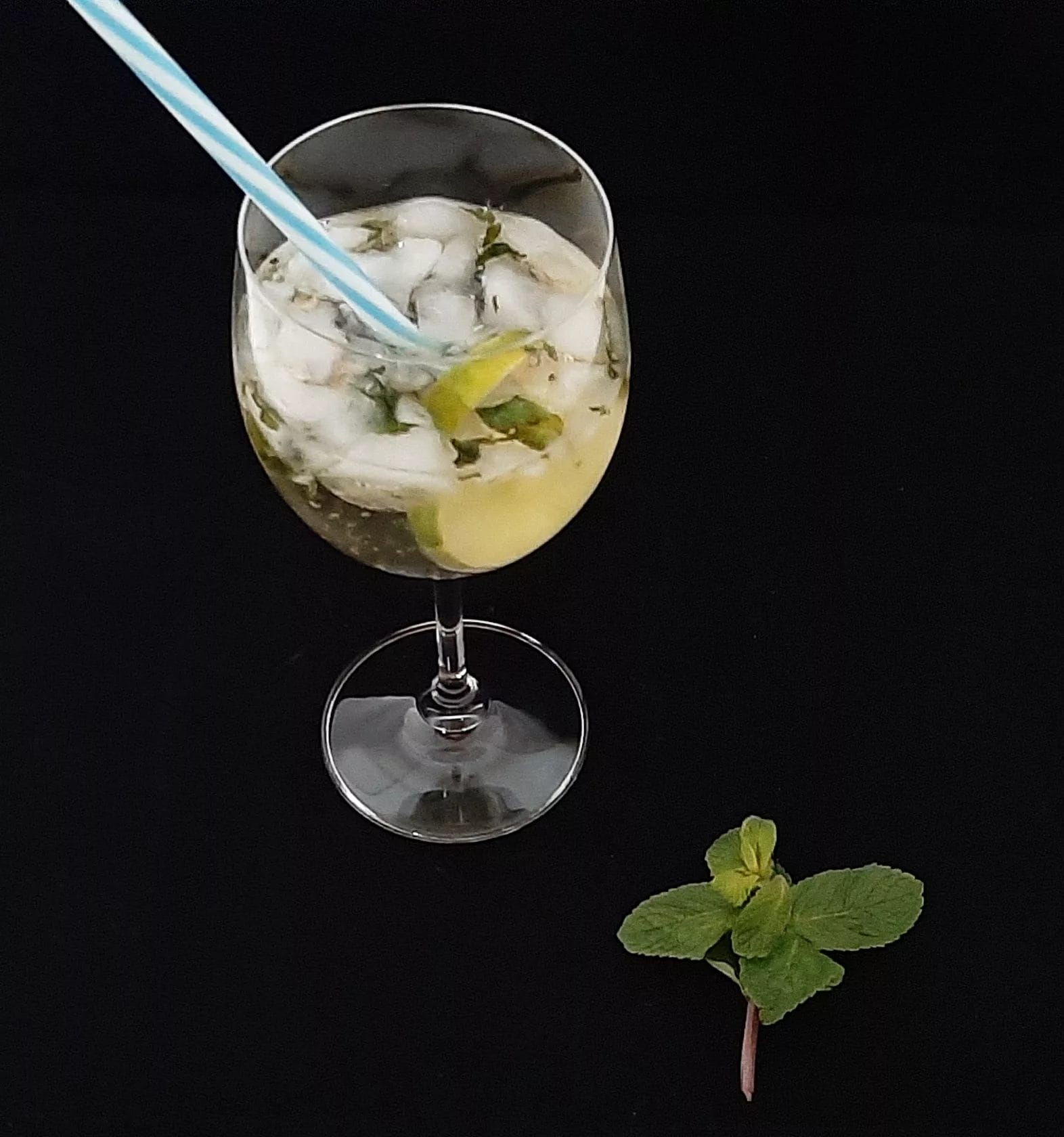 Hugo spritz. Une recette de cocktail à base de fleurs de sureau.