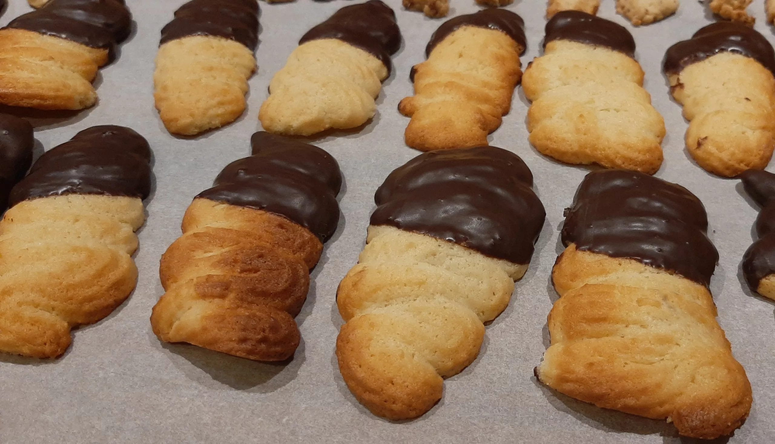 Spritz bredele aux amandes et chocolat. Une recette sans machine.