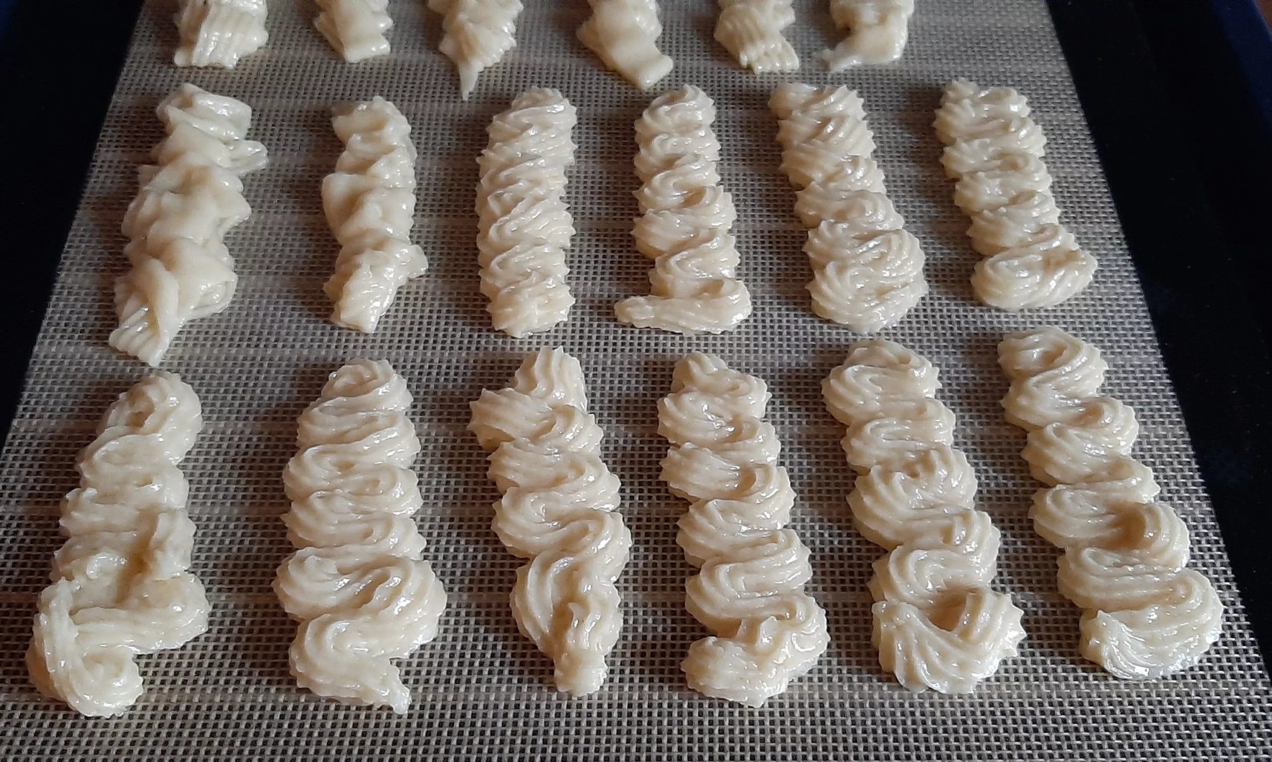 Spritz bredele aux amandes et chocolat. Une recette sans machine.