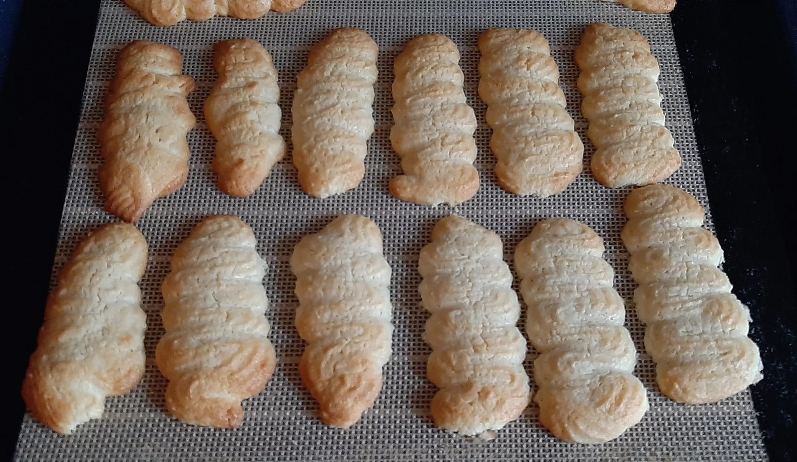 Spritz bredele aux amandes et chocolat. Une recette sans machine.