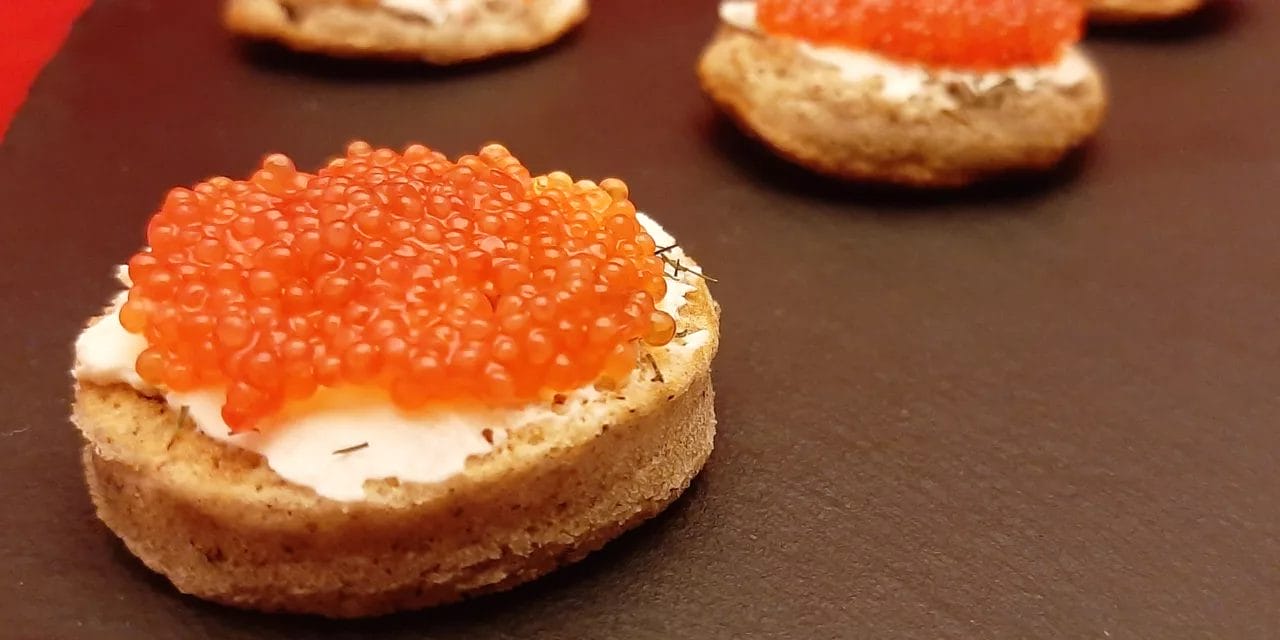 Blinis œufs de lompe. Une recette de toasts à servir lors d'un apéro