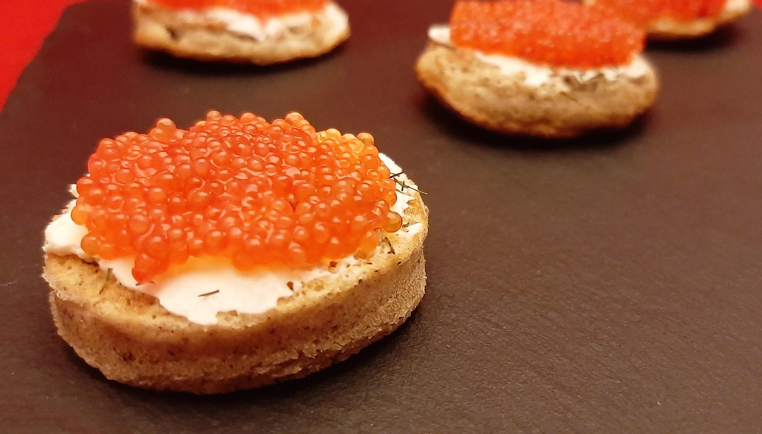 Blinis œufs de lompe. Une recette de toasts à servir lors d'un apéro