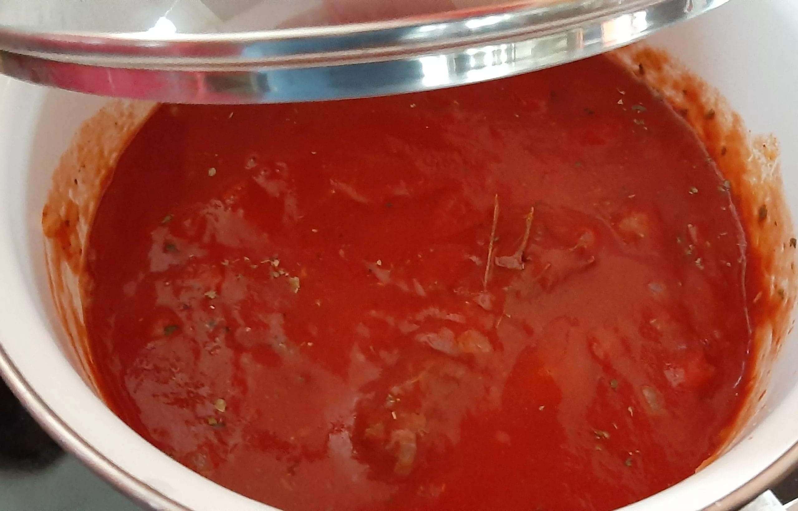 Côtes de blettes à la sauce tomate. Une recette économique