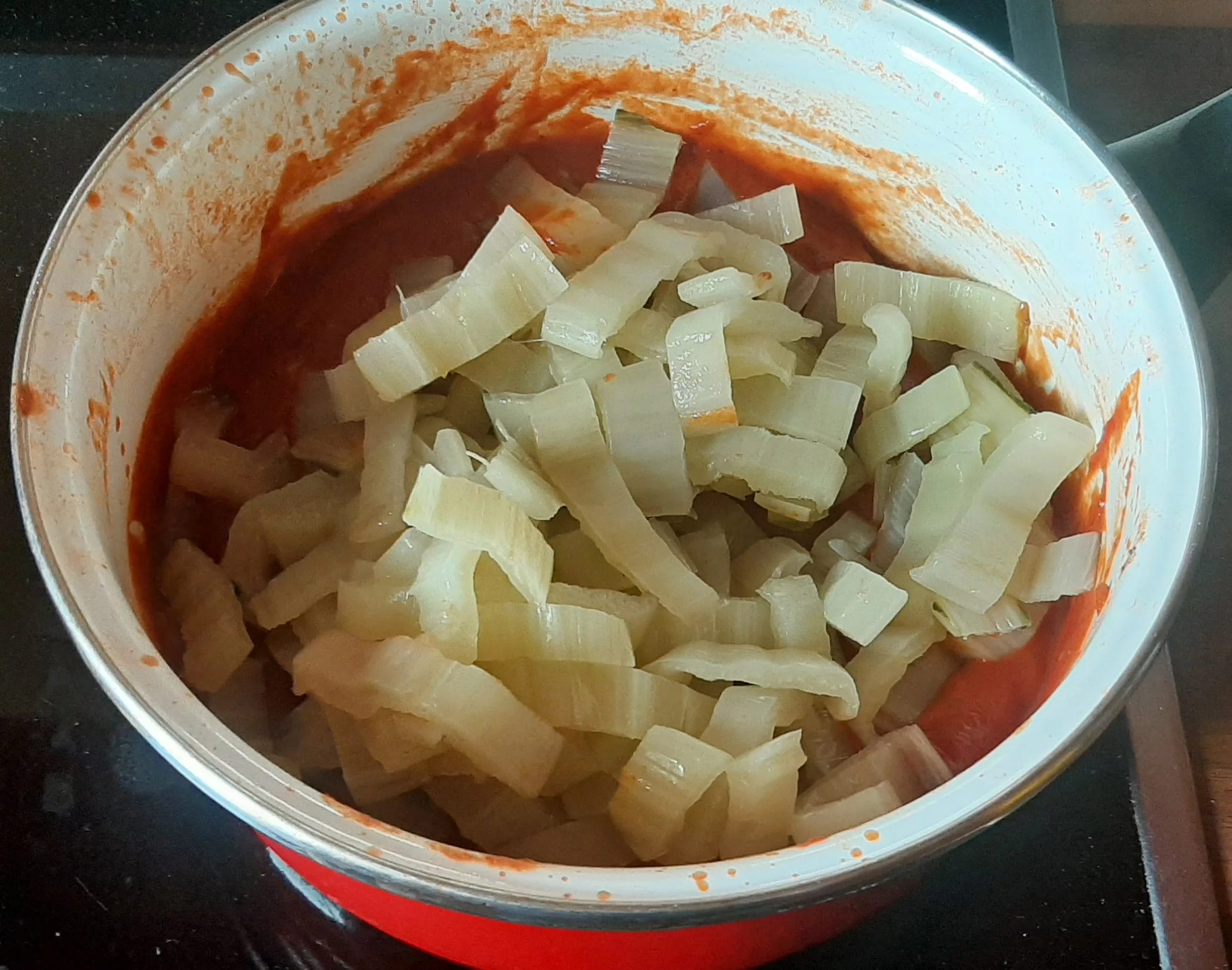Côtes de blettes à la sauce tomate. Une recette économique