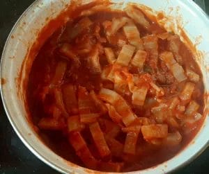 Côtes de blettes à la sauce tomate. Une recette économique