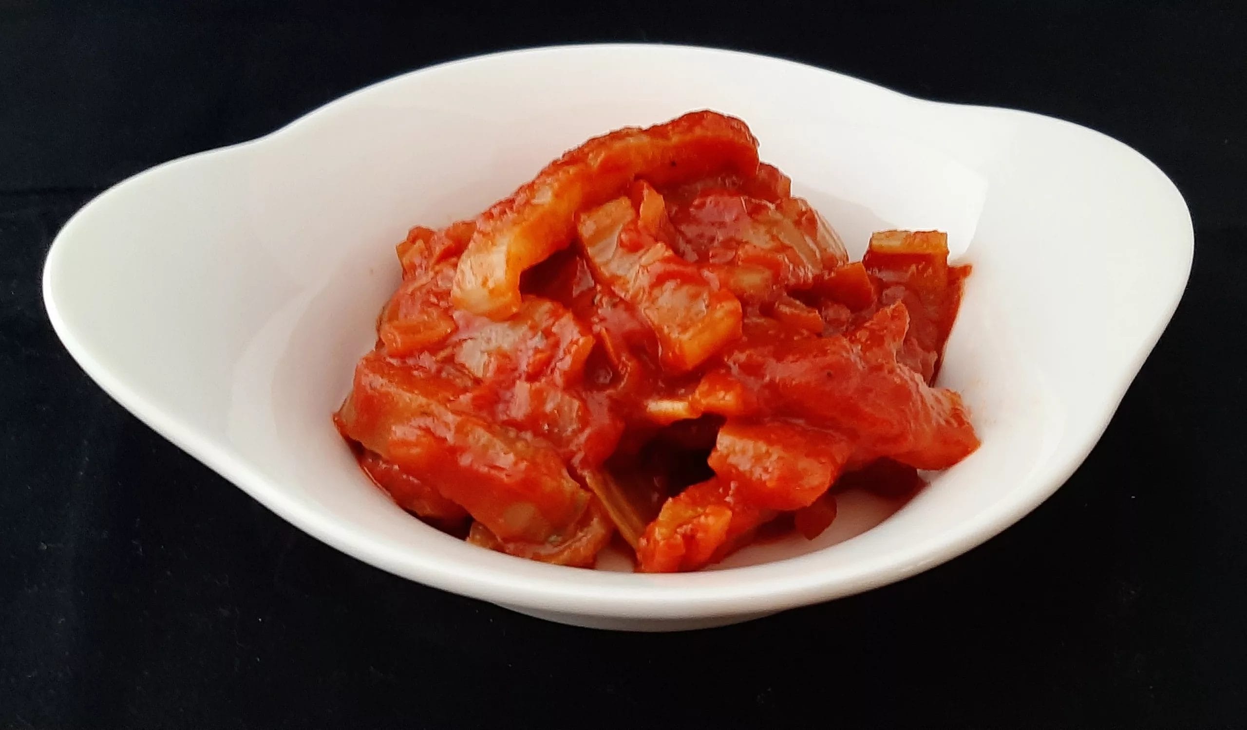 Côtes de blettes à la sauce tomate. Une recette économique