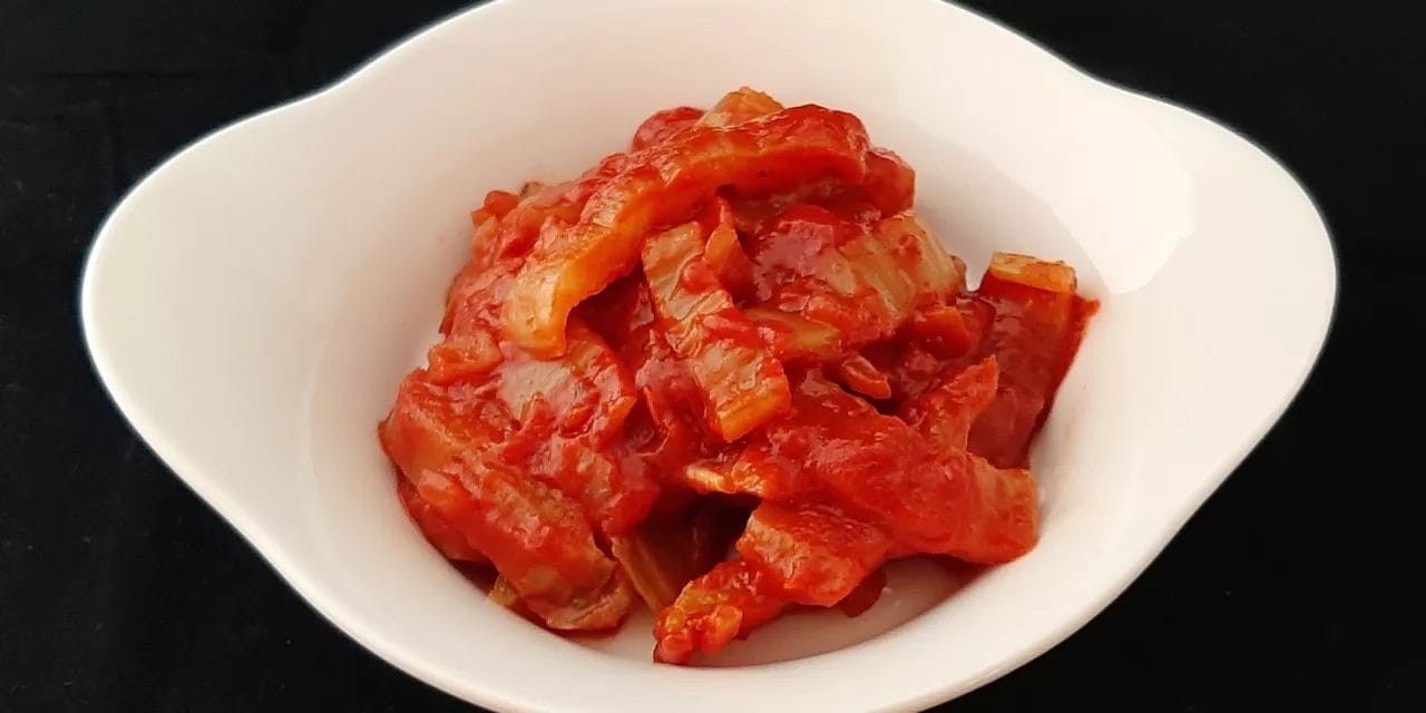 Côtes de blettes à la sauce tomate. Une recette économique